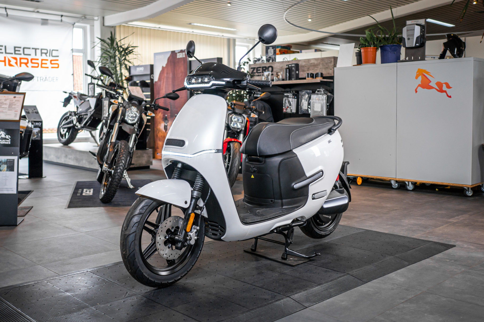 HORWIN EK1 | Standard Range | E-Roller 45 km/h | Weiß