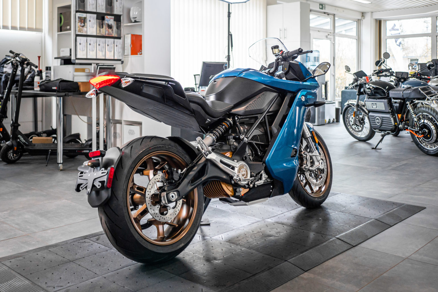 ZERO SR/S Riviera Metallic-Cyan | 17,3 kWh | 2023