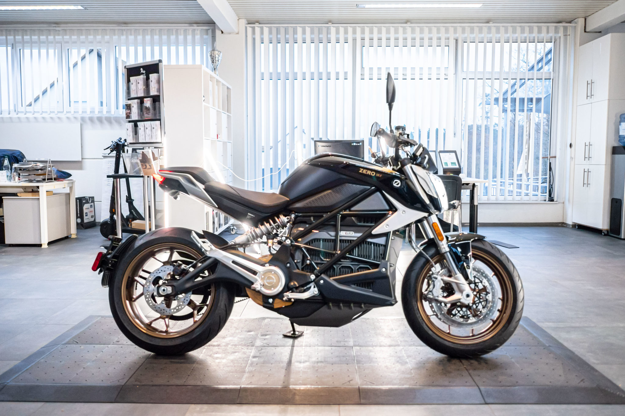 ZERO SR/F JET BLACK GOLD | ELECTRIC NAKED 17,3 kWh | 2024