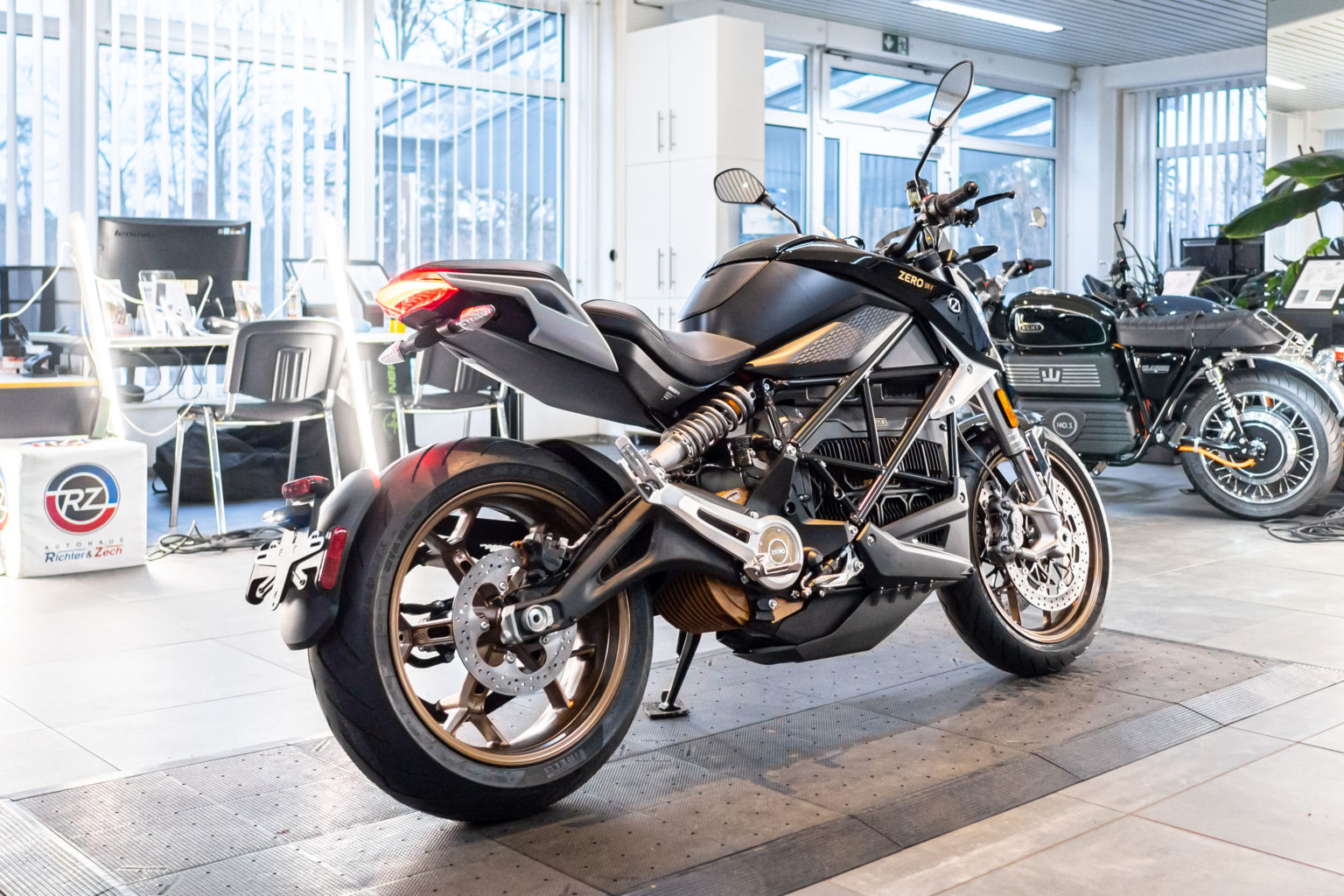 ZERO SR/F JET BLACK GOLD | ELECTRIC NAKED 17,3 kWh | 2024