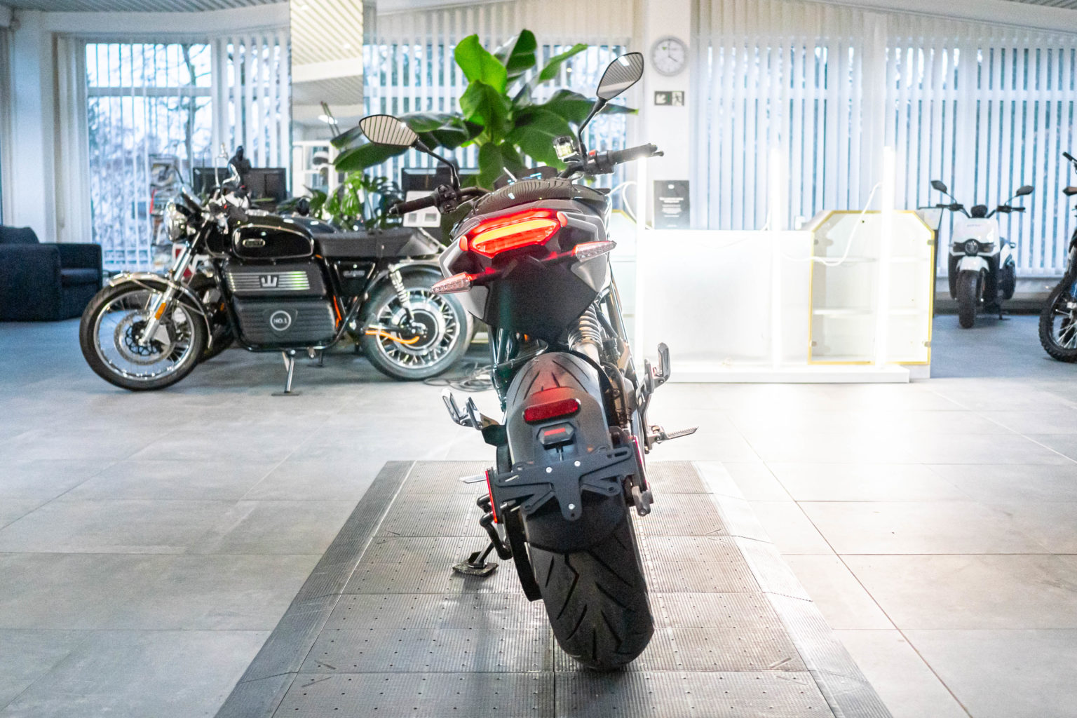 ZERO SR/F JET BLACK GOLD | ELECTRIC NAKED 17,3 kWh | 2024